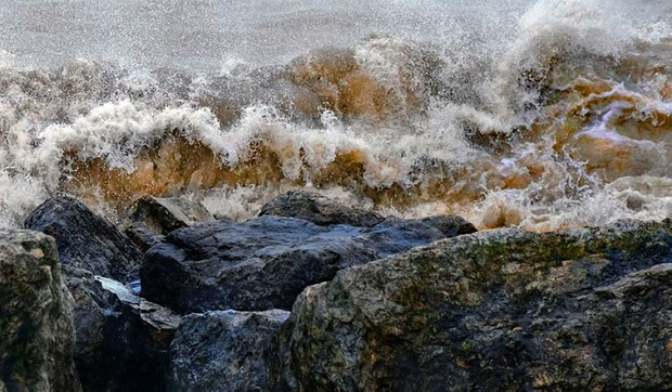 Daniel Teafoe - MAY 2020 - SPLASH (WAVES IN BLUES AND GOLD) | LensCulture