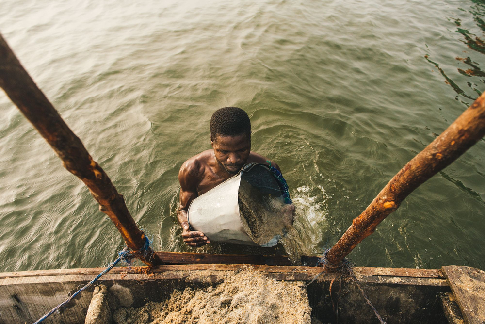 Sebastian Barros - Sand miners of Lagos Lagoon | LensCulture