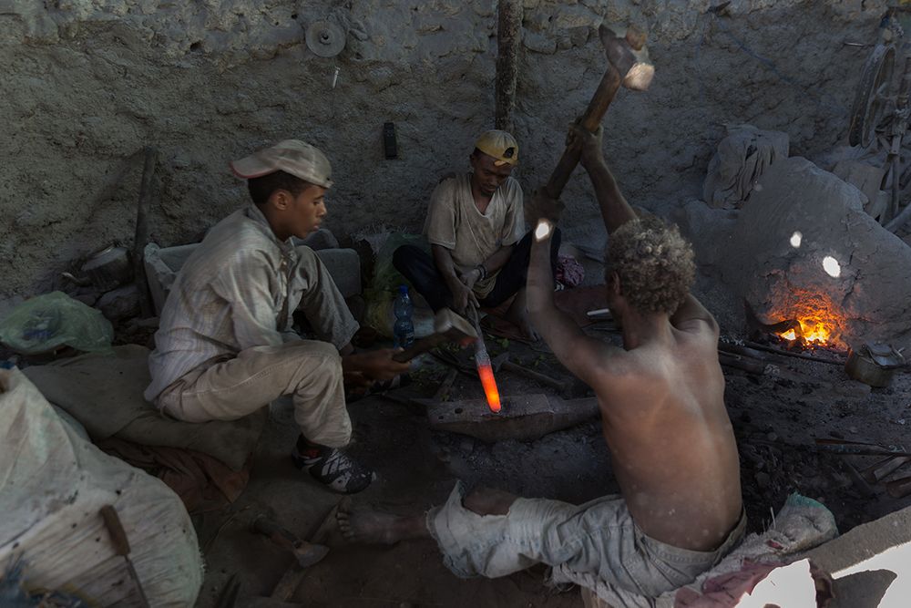 Ana Rivas - Men at The Forge Work | LensCulture
