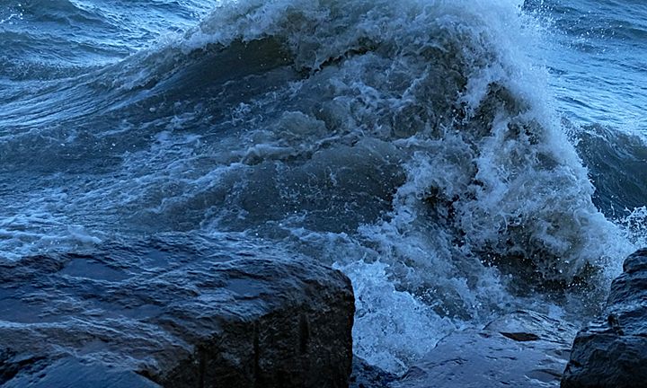 Daniel Teafoe - MAY 2020 - SPLASH (WAVES IN BLUES AND GOLD) | LensCulture