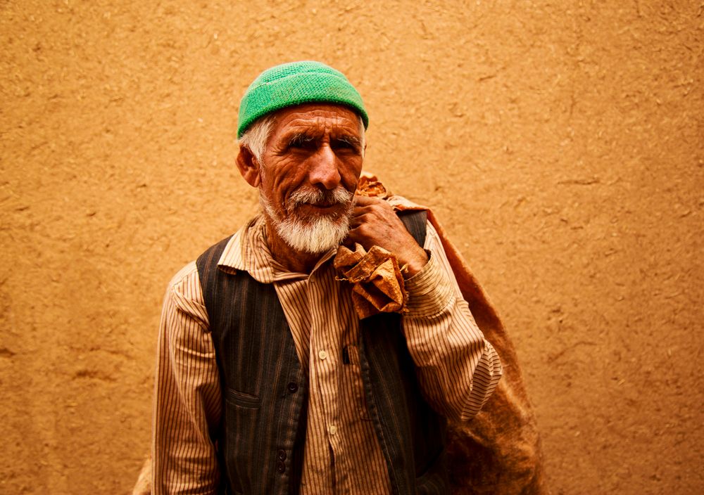 Azimeh Rezazadeh - looks | LensCulture