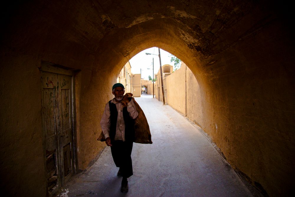 Azimeh Rezazadeh - looks | LensCulture