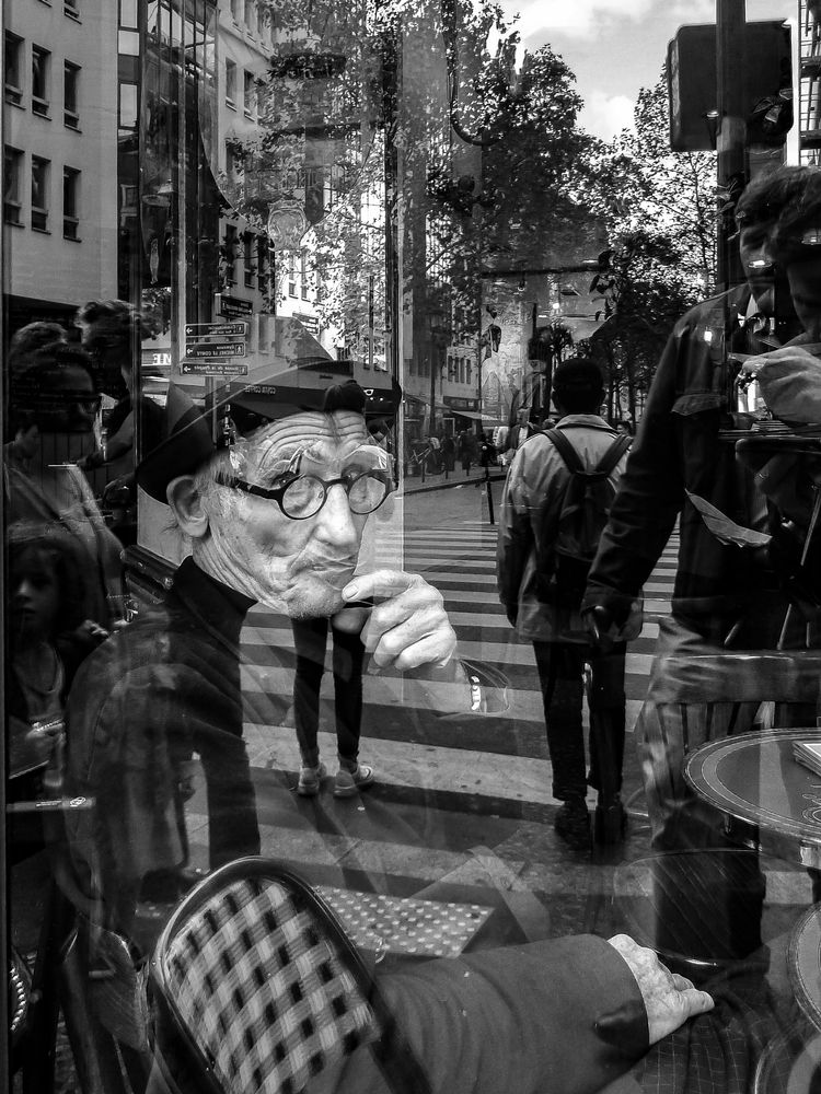 Giorgos Dermentzis - Street portraits of an urban Paris | LensCulture