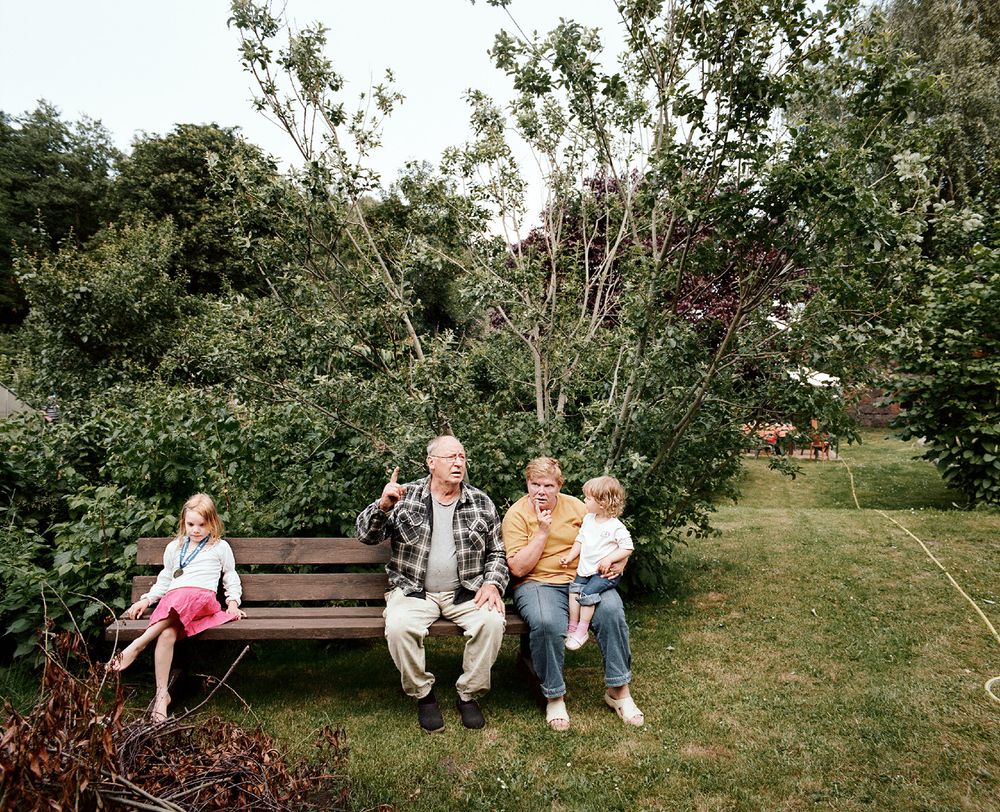 Ina Schoenenburg - Exchanging Glances | LensCulture