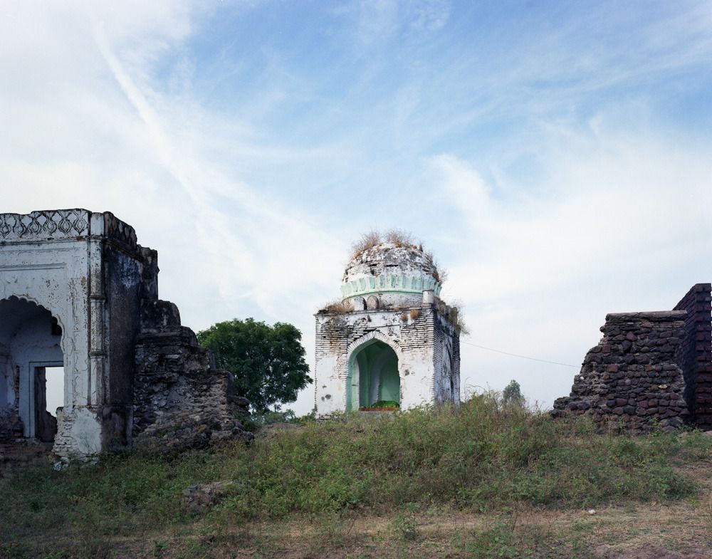 Peter Elliston - Broken Monuments | LensCulture