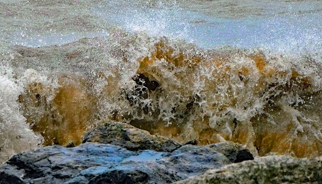 Daniel Teafoe - MAY 2020 - SPLASH (WAVES IN BLUES AND GOLD) | LensCulture