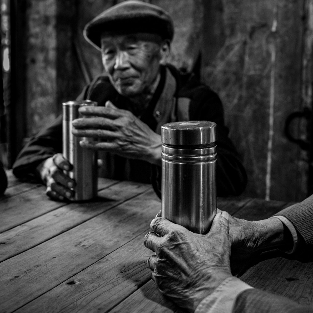 Old tea friends in the old teahouse - LensCulture