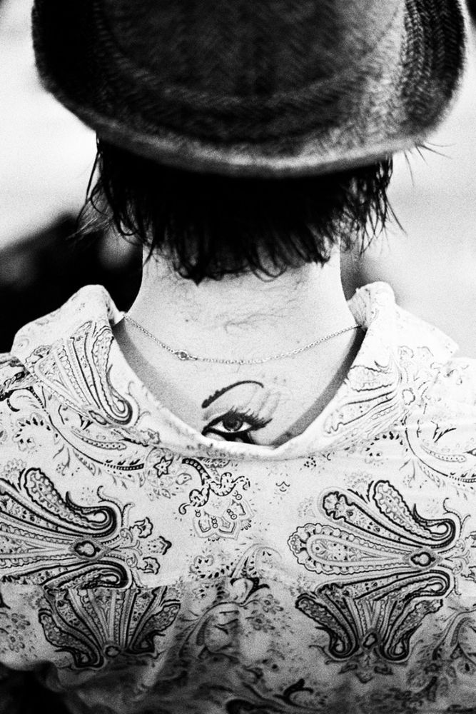 Damian Chrobak - Everyhere I look, I’m being looked at | LensCulture