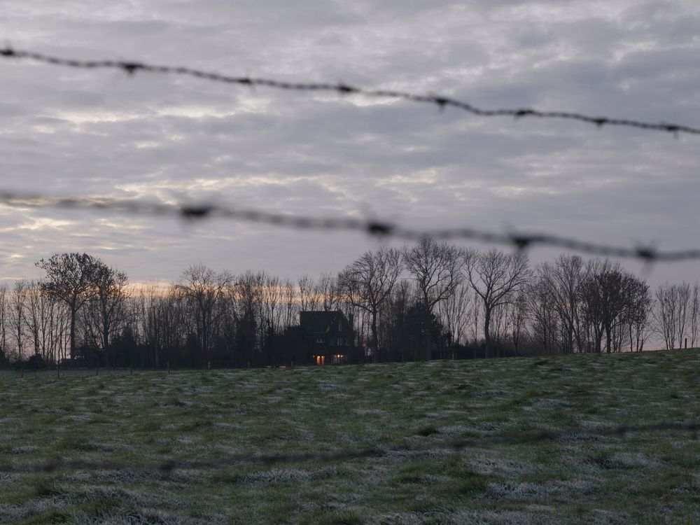 Pascal Liénard - Passing his sky / Passer son ciel | LensCulture