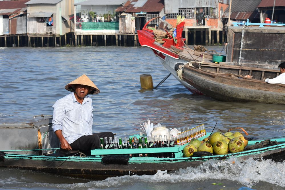 robert linsky - street life on the river | LensCulture