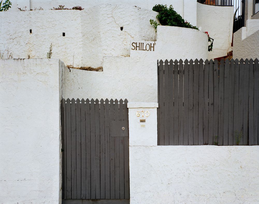 Simon Cuthbert - The Architecture of Waiting | LensCulture