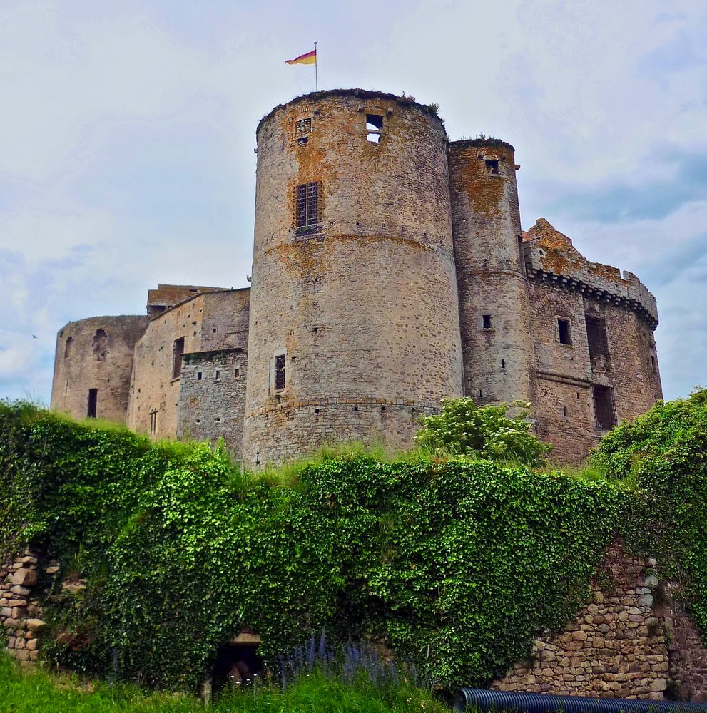 Greg Mitchell - Clisson Castle | LensCulture