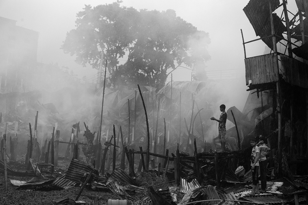 MD Tanveer Rohan - Fire breaks out at Madhya Badda | LensCulture