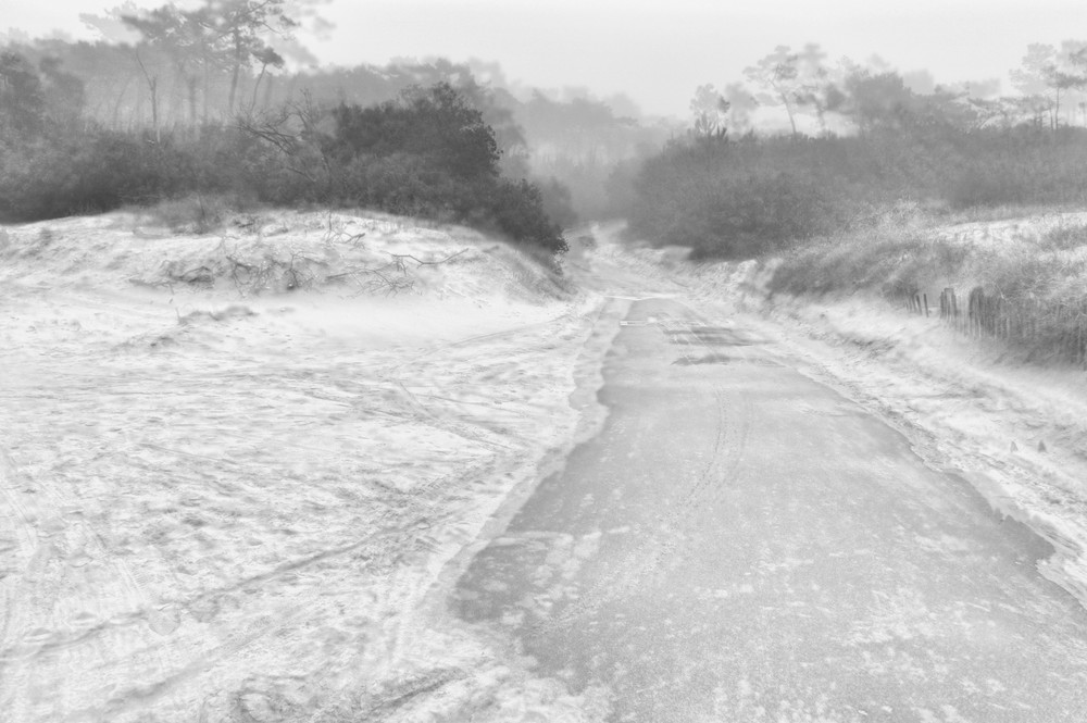 Pascal PINAULT - A shovelful of sand. Une pelletée de sable. | LensCulture