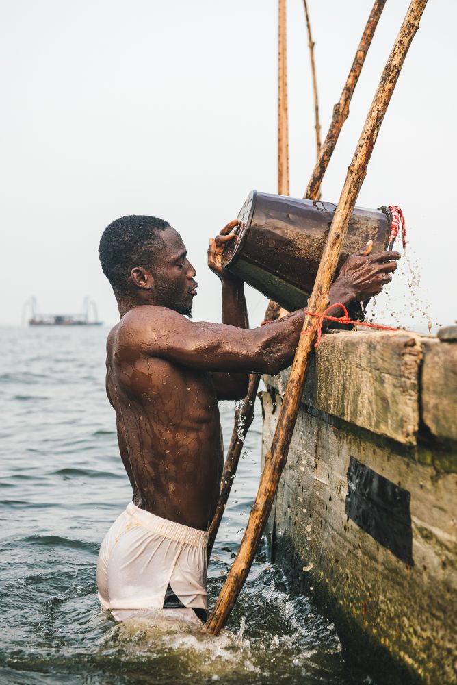 Sebastian Barros - Sand miners of Lagos Lagoon | LensCulture