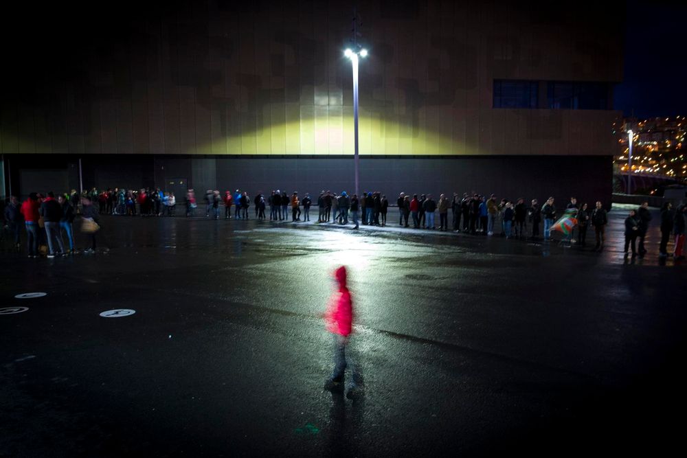 Ernest Fernández - PEOPLE IN BLUR | LensCulture