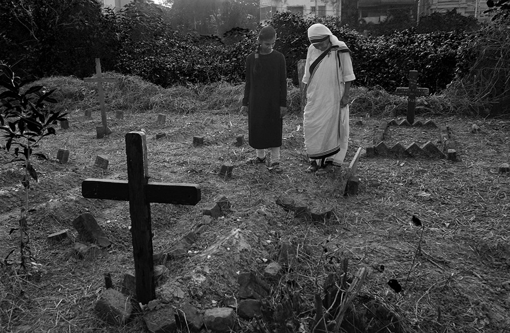 Dipanjan Chakraborty - Solitude in Graveyard | LensCulture
