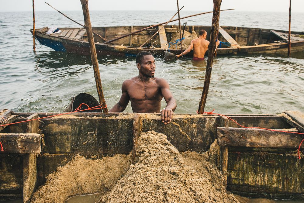 Sand miners of Lagos Lagoon - LensCulture