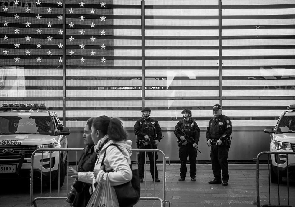 Joseph Geyer - Strangers in the City of Neon and Chrome | LensCulture