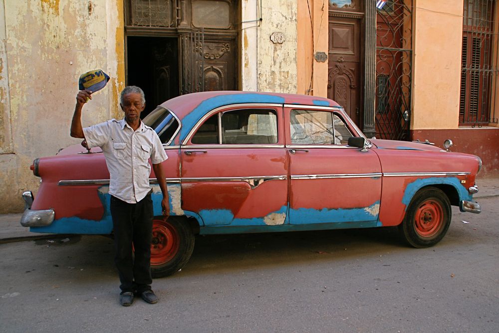 Robert Melik Finkle - Outdoor town life in poor countries. | LensCulture