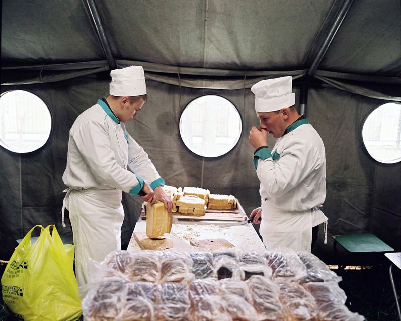 Martin Kollar - Army Cooks | LensCulture