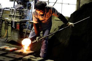 Masaki Fujimura - Casting of NANBU-iron-kettles | LensCulture