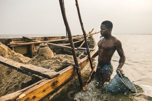 Sebastian Barros - Sand miners of Lagos Lagoon | LensCulture