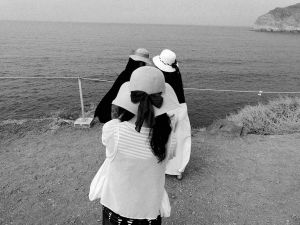 Alessandro Inches - Santorini's hats | LensCulture