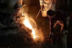 Masaki Fujimura - Casting of NANBU-iron-kettles | LensCulture