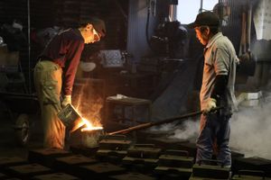 Masaki Fujimura - Casting of NANBU-iron-kettles | LensCulture