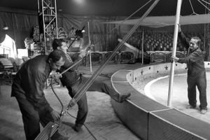 Markku Lahdesmaki - The Circus comes to YuccaLand | LensCulture