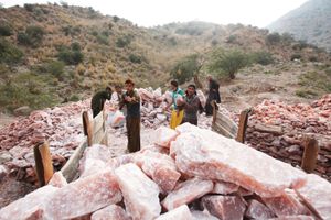 Luke Duggleby - Mining Pakistani Pink Rock Salt | LensCulture