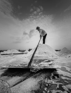 Tuấn Nguyễn - Harvesting salt in Vietnam | LensCulture
