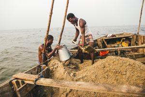 Sebastian Barros - Sand miners of Lagos Lagoon | LensCulture