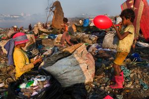 Nigel Dickinson - Smokey Mountain, Cambodia | LensCulture